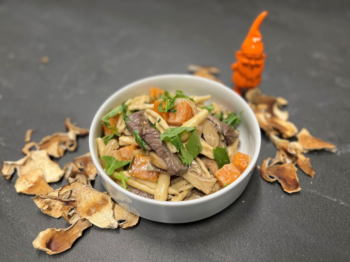 SABAG | SABAG-Rezepte | Hirsch mit Kürbis, Pilzen und Pasta